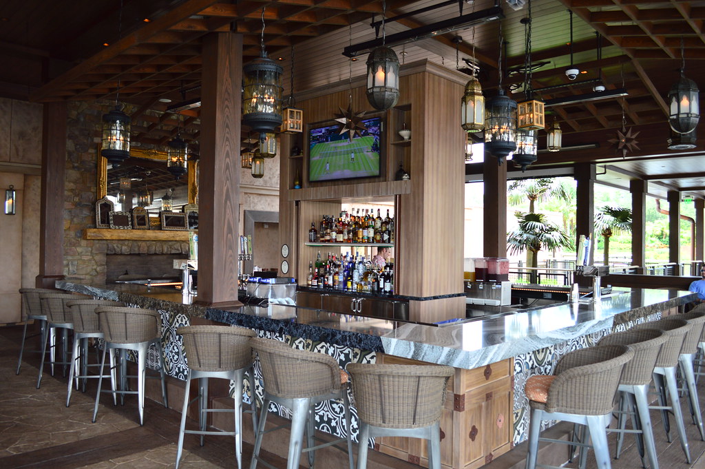 Three Bridges Bar and Grill at Villa del Lago